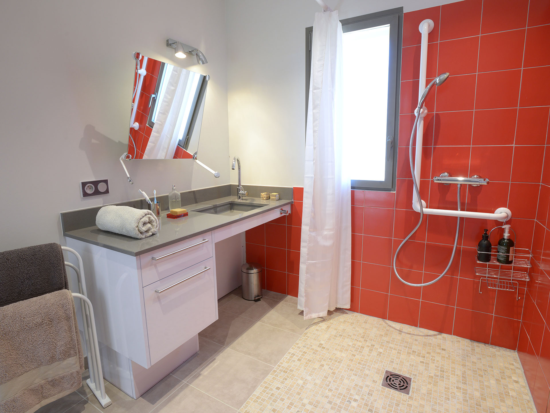 Salle De Bain Adaptée Pour Handicapé Et Pmr, Douche Senior intérieur ... Salle De Bain Adaptée Pour Handicapé Et Pmr, Douche Senior intérieur ...